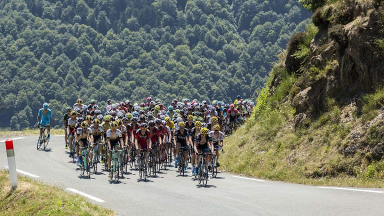 Here's Why Cyclists Ride in a Big Group [Peloton Explained] - Cycling ...